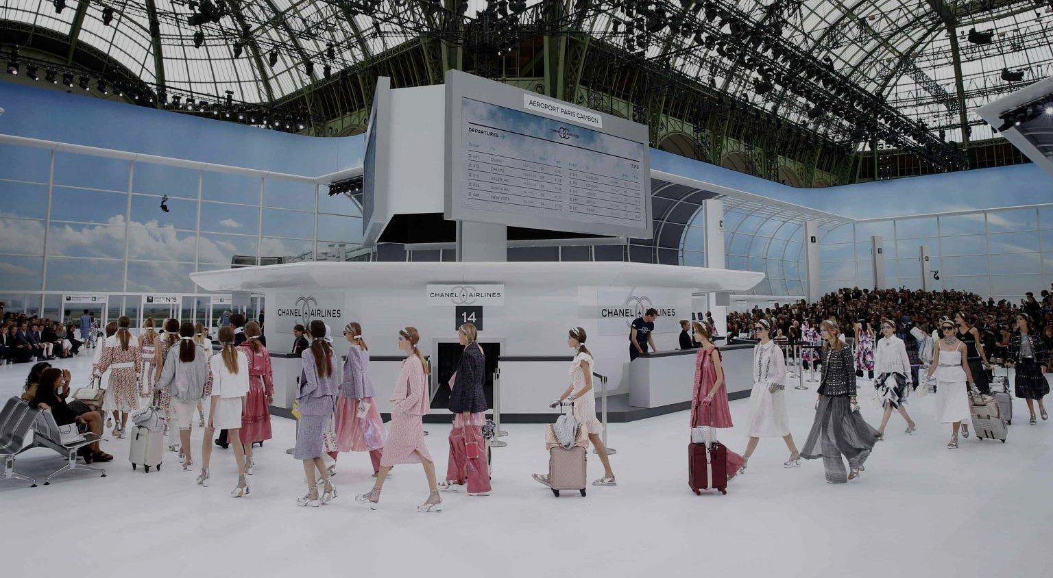 Backstage at the Chanel Spring 2016 RTW Runway Show | LES FAÇONS