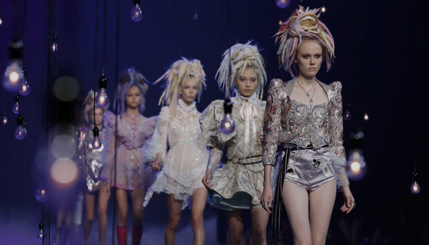 Backstage at Marc Jacobs Spring 2017 RTW Collection | LES FAÇONS