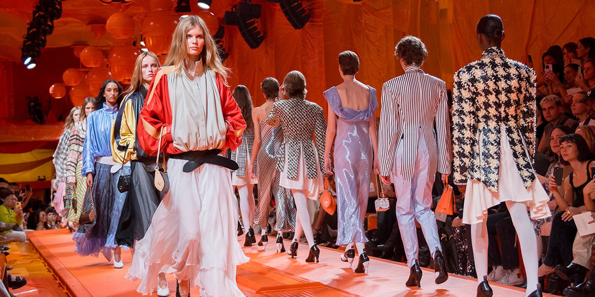 Watch the Louis Vuitton Spring 2025 RTW Runway Show Live | LES FAÇONS