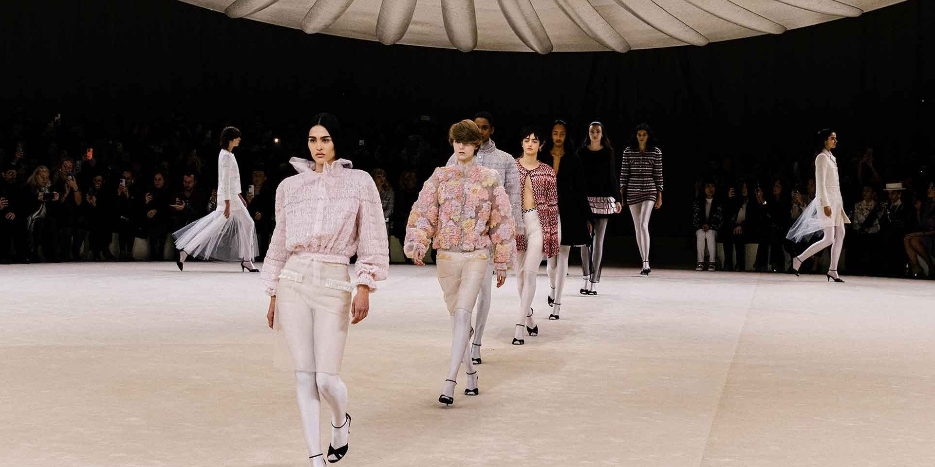Watch the Chanel Spring 2025 Haute Couture Runway Show Live | LES FAÇONS