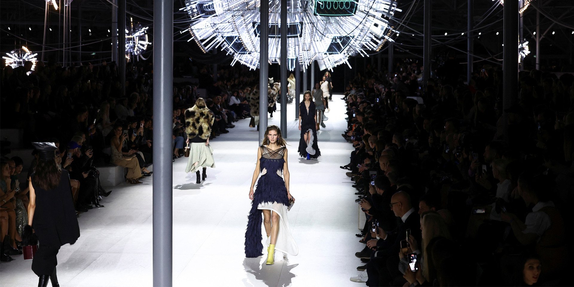 Watch Louis Vuitton Fall 2025 RTW Runway Show Live | LES FAÇONS